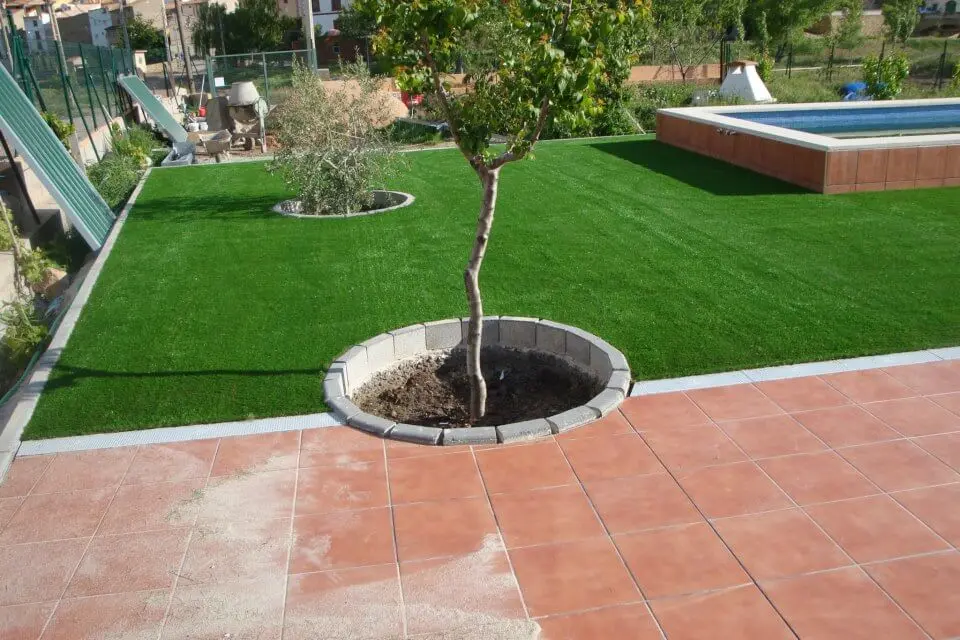 Césped artificial con árboles para un jardín perfecto | Descarrega Cesped